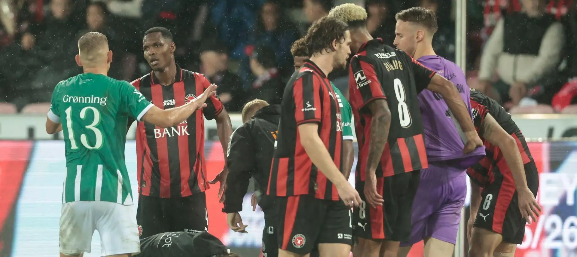 Viborg-spillers familie kom grædende ned på banen | Tipsbladet.dk